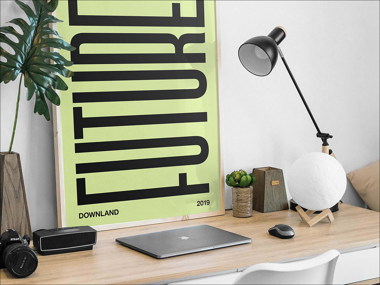 Free Poster Frame On Desk Mockup PSD For Photoshop